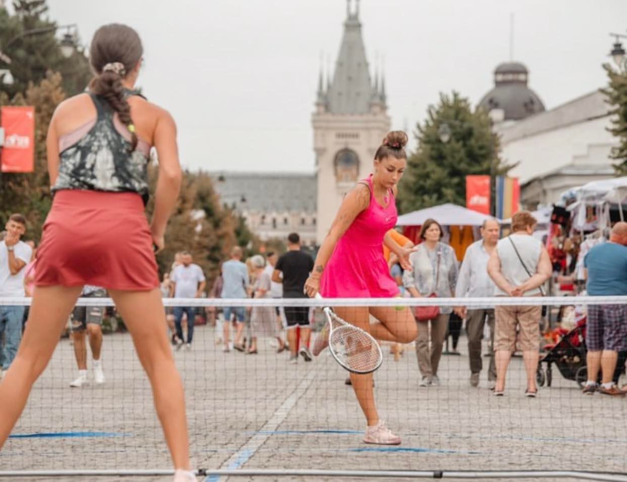Andreea Prisăcariu și Oana Simion au jucat tenis în centrul Iașului ...